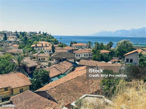 지역 주민의 작은 정착지의 높이에서 볼 수 있습니다 타일 지붕이있는 작은 집 야자수가있는 산 언덕에있는 집 0명에 대한 스톡