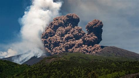 Captan Erupción Del Volcán Etna Desde El Espacio Comparten Una