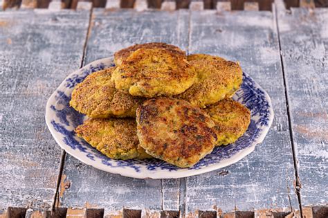 수분이 많은 수제 튀김 고기와 허브를 곁들인 야채 커틀릿 터키 닭고기 당근 양파 마늘 새끼 에린기 버섯 아루굴라 시금치 0명에 대한 스톡 사진 및 기타 이미지 Istock