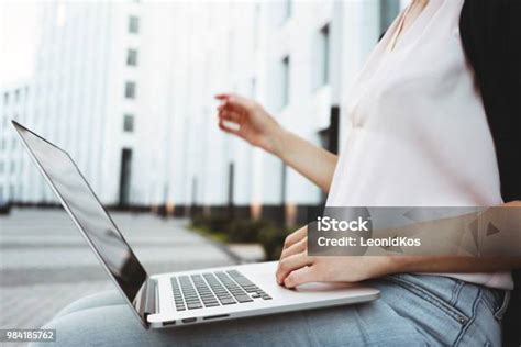 젊은 학생 여자 노트북 현대적인 도시 공원에 앉아 있다 근접 손과 노트북입니다 거리에 가제트와 함께 작동 하는 비즈니스 우먼 고객에 대한 스톡 사진 및 기타 이미지 Istock