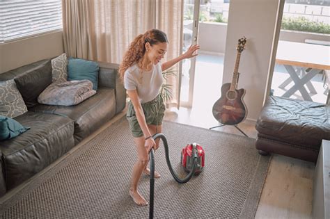 진공 춤 그리고 집에서 거실에서 카펫을 청소하는 여자 봄 청소 위생 및 브라질의 행복한 여성 청소부는 춤을 추고 재미 있고 혼자 집안일을 즐기면서 바닥을 진공 청소기로