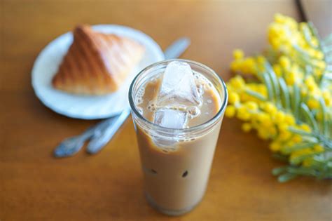 프랑스 크로와상이 든 차가운 아이스 커피 한 잔이 오래된 나무 테이블에 올려 놓았습니다 0명에 대한 스톡 사진 및 기타 이미지 0명 꽃 식물 라떼 Istock