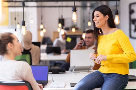 현대적인 사무실 공간에서 데스크톱 및 랩톱 컴퓨터에서 작업하는 젊은 개인의 크리에이티브 팀 18 19세에 대한 스톡 사진 및