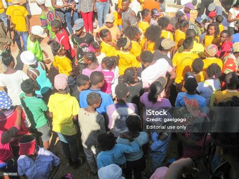 사람들이 Famadihana 고원에서의 동안 전통적인 마다가스카르 음악가의 리듬에 맞춰 춤을 Theatrical Performance에 대한 스톡 사진 및 기타 이미지