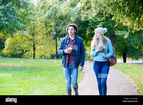 Junges Paar Spaziergang Herbst Park Fotos Und Bildmaterial In Hoher Auflösung Alamy