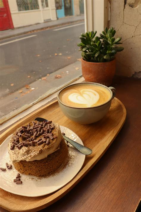 가을 고요한 나무 쟁반 다육 달콤한 디저트 따뜻한 라떼 라이프스타일 미식가 설탕 술을 마시다 스낵 식물 아늑한 아침 식사 야외보기 에스프레소