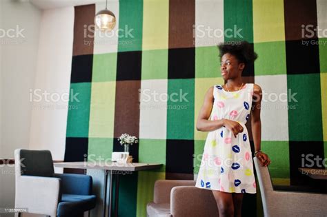 카페에서 여름 드레스에 쾌활 한 아프리카계 미국인 젊은 여자 곱슬 머리에 대한 스톡 사진 및 기타 이미지 곱슬 머리 귀여운 긍정적인 감정 표현 Istock