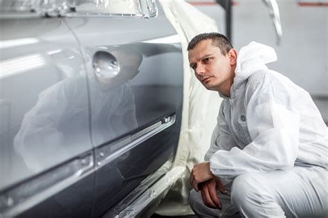 도장 부스에서 회색 차의 완성 된 문 세그먼트를 보고 자동차 화가 검사 보기에 대한 스톡 사진 및 기타 이미지 검사 보기