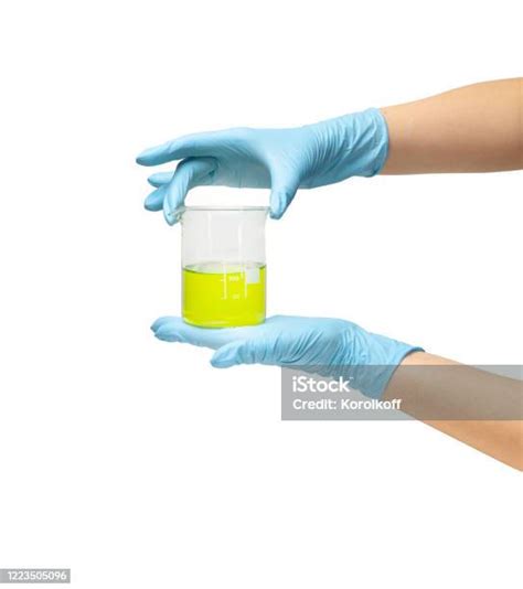 액체가 녹색 백신인 안전한 파란색 고무 장갑을 입은 메딕의 여성 손 약물의 개발 흰색 배경에서 격리합니다 Stem 주제에 대한 스톡 사진 및 기타 이미지 Istock