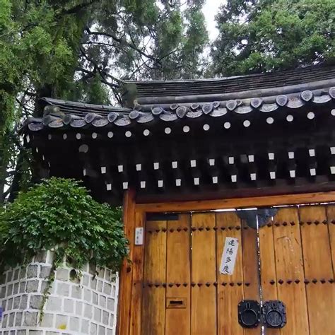 뜨거운 여름 햇볓에 땀을 흘리다보면 무더운 공기를 촉촉하게 적셔줄 비가 생각나고는 하죠 ⠀ 비 오는 북촌 한옥마을 처마 밑