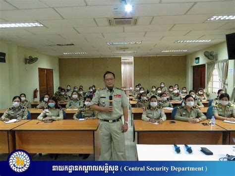 ឧត្តមសេនីយ៍ឯក ឌី វិជ្ជា ជួប សំណេះសំណាល ជាមួយ សិក្ខាកាម នគរបាល នារី ក្នុង វគ្គ បណ្តុះបណ្តាល លើក