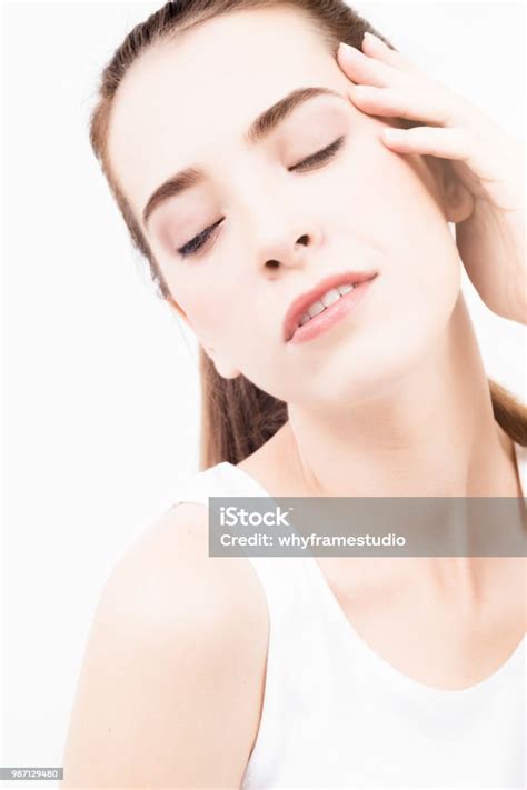 아름 다운 백인 여자와 흰색 배경을 분리 하는 행복과 아름다움 개념 무료 텍스트 Copysapce 갈색 머리에 대한 스톡 사진 및 기타 이미지 Istock