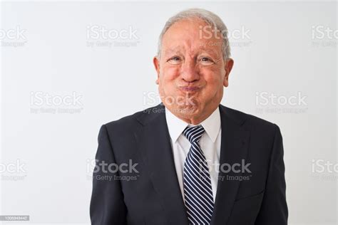 재미 있는 얼굴과 고립 된 흰색 배경 퍼핑 뺨 위에 서 양복을 입고 선임 회색 머리 사업가 공기 미친 표정으로 입이 팽창 가득 찬에 대한 스톡 사진 및 기타 이미지 Istock