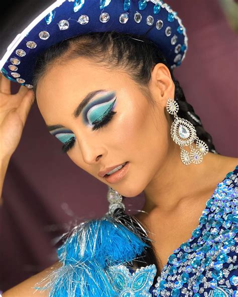 Pin By Lucrecia Torrico On Makeeeeup Blue Makeup Makeup Cut Crease