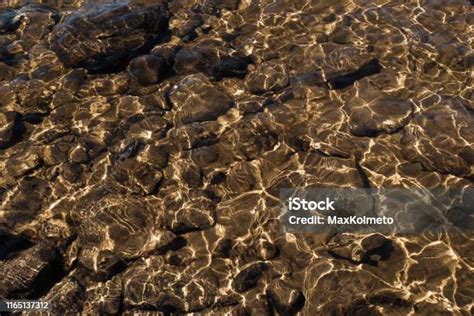 반짝이는 투명 한 물 바닥에 자갈과 돌과 맑은 물 태양 광선과 물에 잔물결의 빛나는 반사 0명에 대한 스톡 사진 및 기타 이미지