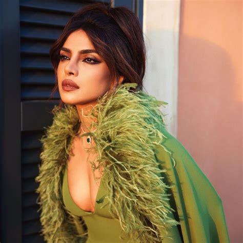 Priyanka Chopras Smokey Makeup Was Smokin Hot Cosmopolitan India