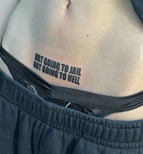 여친이랑 야스하려고 벗겼더니 이런 문신이 있다면