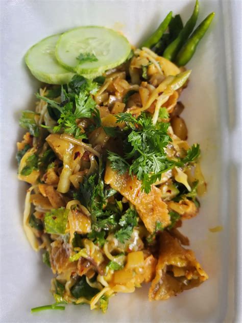 အပျိုလေးတို့ လက်ဖက်ရည်နှင့် စားဖွယ်စုံ