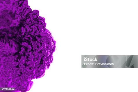 컬러 모션에서 촬영 물에 드롭 소용돌이 추상화 합니다 흰색 바탕에 절연 물 아래 부드러운 전구의 구름 블루 페인트 0명에 대한 스톡 사진 및 기타 이미지 Istock