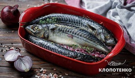 Запечена скумбрія з червоною цибулею та винним оцетом