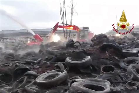 Incendio In Una Discarica Ad Ardea Le Operazioni Di Spegnimento