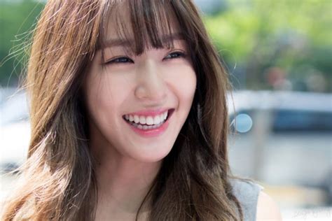 7 Cara Senyum Saat Foto Agar Terlihat Manis