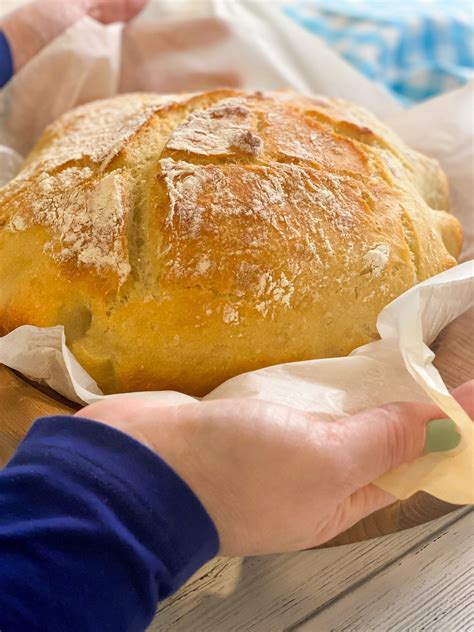Pan Rustico Artesanal Horneado En Olla De Hierro Colado