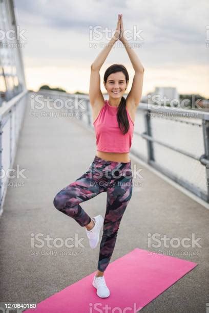 젊은 매력적인 여자 연습 요가 Vrksasana 운동에 서 나무 포즈 운동 및 운동 및 스포츠웨어를 입고 나무 자세에 대한 스톡