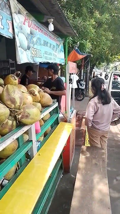 Cuan Pedagang Kelapa di bulan Ramadhan #Shorts - YouTube