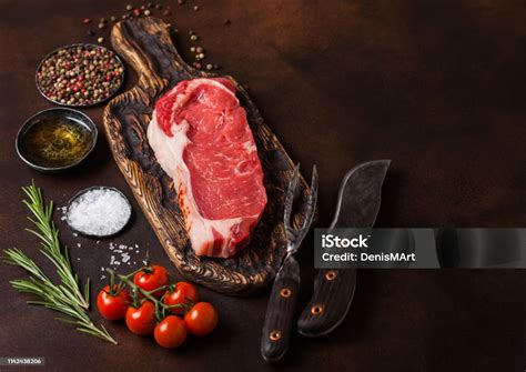 원시 등심 쇠고기 스테이크에 오래 된 빈티지 마와 나이프와 녹슨 배경에 포크 신선한 로즈마리와 토마토와 소금과 후추 텍스트 공간 고기에 대한 스톡 사진 및 기타 이미지
