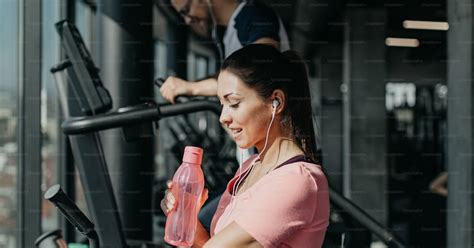 현대적인 피트니스 체육관에서 러닝머신을 달리는 젊은 남자와 여자 사진 Unsplash의 휘트니스 여자 이미지