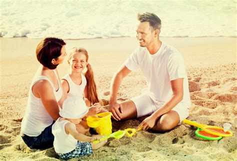 해변에서 장난감을 가지고 노는 두 명의 아이들과 함께하는 부모 30 39세에 대한 스톡 사진 및 기타 이미지 30 39세 가족 계절 Istock