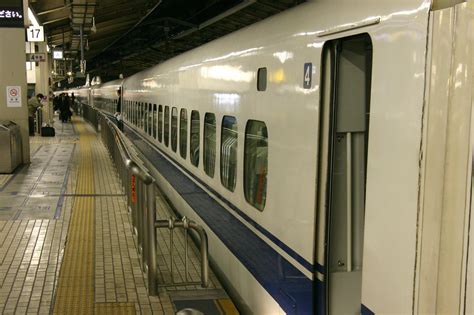 東京駅の新幹線のホーム 2000ピクセル以上のフリー写真素材集