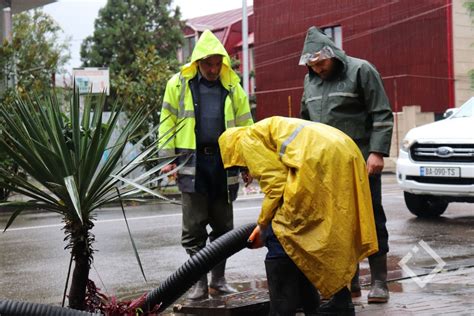 უხვი ნალექის შედეგად ბათუმის რამდენიმე ქუჩა დაიტბორა მერიაში 10 მდე განაცხადია შესული Adjara Tv