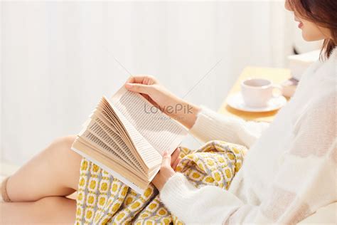 겨울 집 소녀 독서 책 사진 무료 다운로드 Lovepik