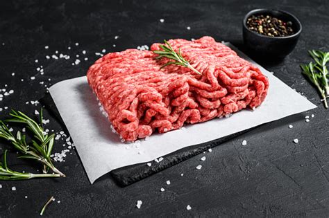 생 다진 돼지 고기 검은 색 배경입니다 맨 위 보기 텍스트를 위한 공간 고기에 대한 스톡 사진 및 기타 이미지 고기 단백질 돼지고기 Istock