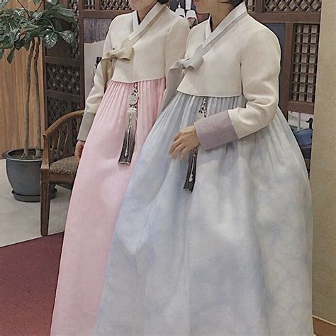 너무나도 고우셨던 혼주님😊 깔끔한 배색과 심플한 디자인 포인트 노리개까지 군더더기없이 너무나도 아름다우셨어요 비단빔 비단빔한복 혼주한복 커플한복