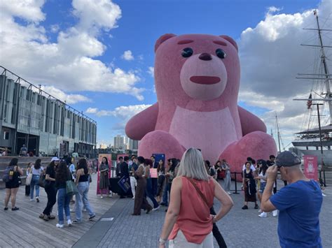 키15m 몸무게400kg 핑크 곰돌이 “뉴욕땅 밟기 힘드네” 서울경제