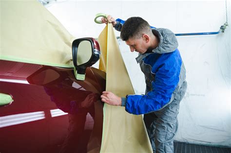 본체 상점에서 페인팅을 위해 준비된 종이에 싸여 있는 자동차 건강관리와 의술에 대한 스톡 사진 및 기타 이미지 건강관리와