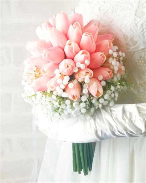 Bfc4047 淡いピンクのチューリップとカスミ草のクラッチブーケ 結婚式 ブーケ・ウエディングブーケ・ブライダルブーケ・アートフラワー