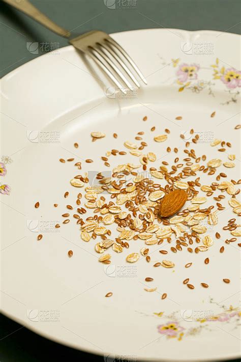 在盘子里放入亚麻籽和燕麦片