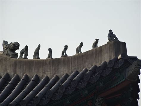 처마위에서 아래를 내려다 보는 모습이