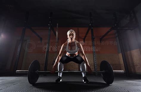 健身房高清图片肌肉的年幼的健康女人举起一重量采用指已提到的人健身房肌肉的年幼的健康女人举起一重量采用指已提到的人健身房图片免费下载 5125577015 千图网pro