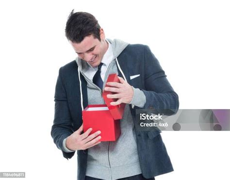 미소 행복 쾌활한 시원한 자세를 하고 선물 상자 상자를 들고 있는 흰색 배경 앞에 서 있는 2029세 성인 잘생긴 남성 젊은 남성의 정면 1인 1인 허리 정면컨테이너 20