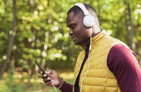 The Safety Debate Bluetooth Headphones Vs Wired Headphones Headphone Experts