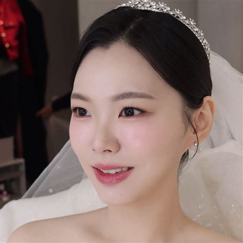 송 은혜 파니원장 쨍하지 않은 컬러로 우아함 한스푼 그리고 회사함도 빼놓지 않고 챙겨쬬 메이크업 예약문의 프로필에 링크있어요 Instagram