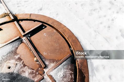 눈 속에서 오래된 녹슨 철 좁은 게이지 철도의 화살표 라운드 번역 겨울에 대한 스톡 사진 및 기타 이미지 겨울 계기판 측정기 고풍스런 Istock