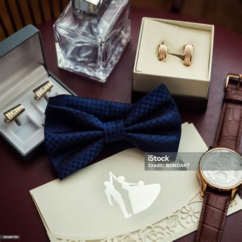 나비 넥타이 상자 시계 Parfumes 커 프 스 단추 초대 카드 신랑 아침 사업 결혼 결혼 반지 남자 패션 남자의 액세서리 가죽에 대한 스톡 사진 및 기타 이미지 Istock