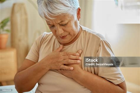 노인 여성 요양원의 스트레스 불안 또는 위기로 침실에서 손과 심장 마비 가슴 통증 공황 및 노인 여성은 침대에서 문제 문제 및 재난 또는 비상 사태로 걱정합니다 흉부 상체에