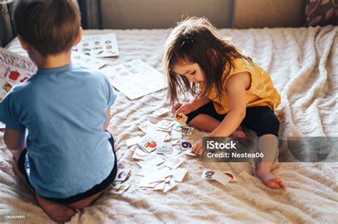아이들은 침대의 방에서 교육 게임을합니다 형제 자매가 함께 놀고 있습니다 자녀를 양육하고 돌보는 것 2 3 살에 대한 스톡 사진 및 기타 이미지 Istock